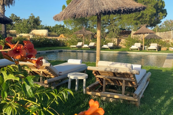 Piscina exterior, da(s) 9:00 à(s) 19:00, guarda-sóis, espreguiçadeiras