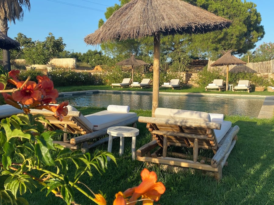 Piscina externa, funciona das 9h às 19h, guarda-sóis, espreguiçadeiras