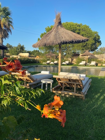 Piscina exterior, da(s) 9:00 à(s) 19:00, guarda-sóis, espreguiçadeiras . Quinta Baltazar