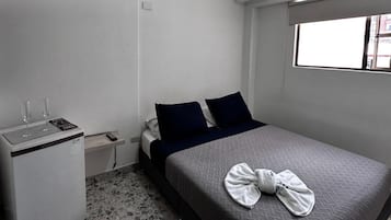 Suite Básica, casa de banho privativa | Edredões de penas, camas de colchão viscoelástico, secretária