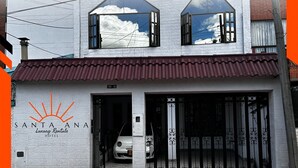 Um edifício de dois andares com uma placa indicando 