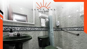 Casa de banho com lavatório, sanita e chuveiro.