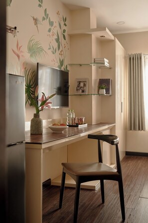 Quarto quádruplo família, vista para a cidade | Roupas de cama premium, cofres nos quartos, escrivaninha