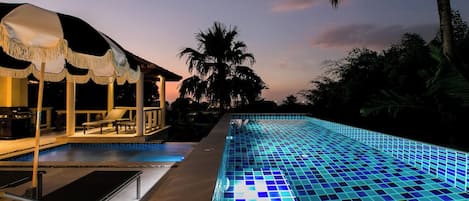 2 piscinas externas, espreguiçadeiras
