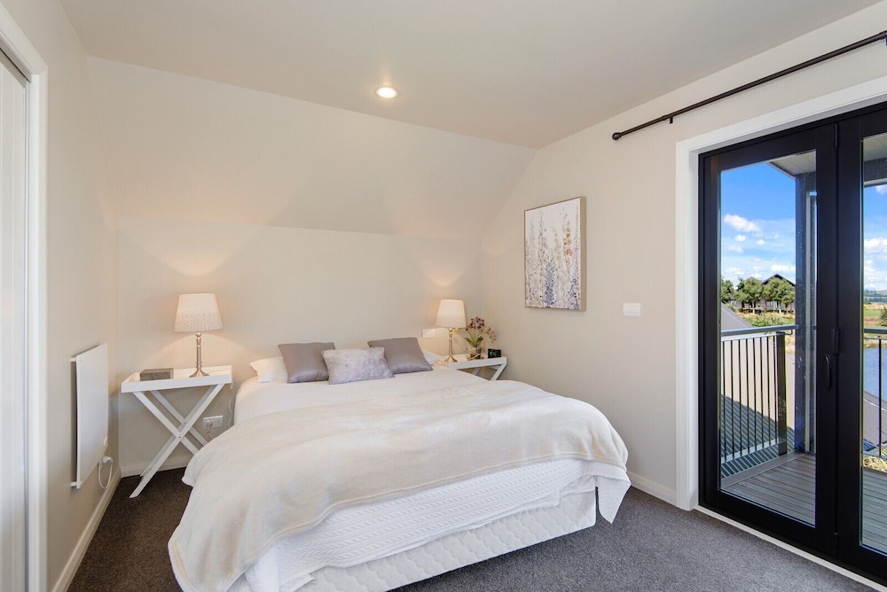 Yuki's Chalet - Luxury Ski Chalet, Sleeps 14, Spectacular Mountain Views; Golf - West Coast
