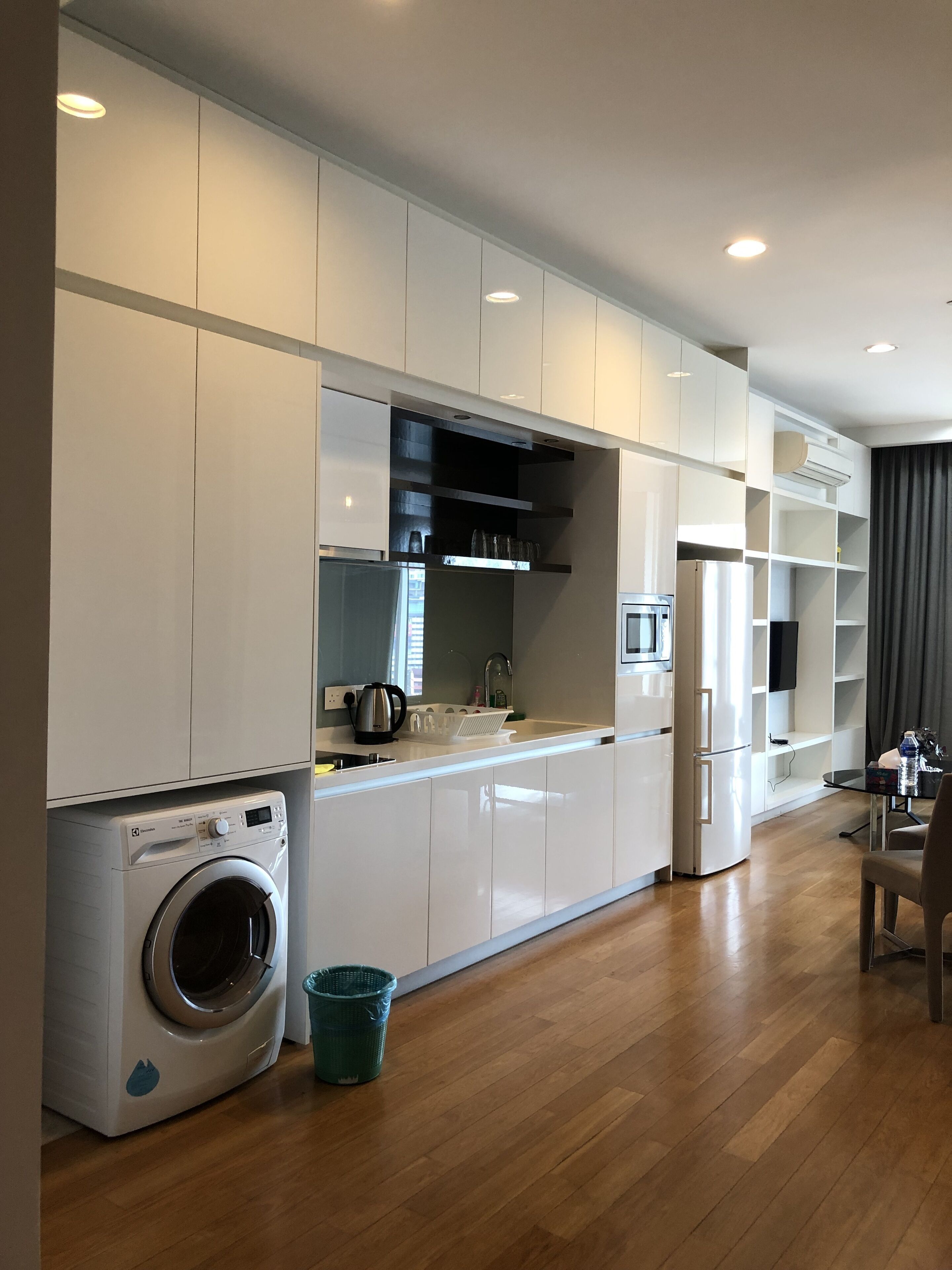 Apartamento Superior | Cozinha privada | Um frigorífico, um forno, uma máquina de lavar louça 