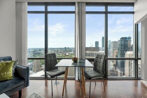 Apartamento superluxo, 1 quarto, vista para a cidade | Sala de jantar