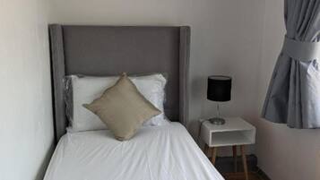 Quarto Standard, casa de banho partilhada | Roupa de cama fornecida