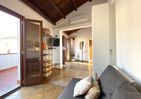 Apartamento | Sala de estar | Televisor de ecrã plano de 32 polegadas com canais por cabo 