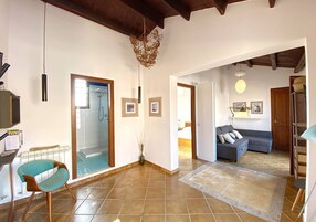 Apartamento | Sala de estar | Televisor de ecrã plano de 32 polegadas com canais por cabo 