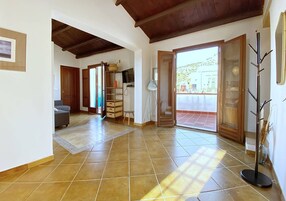 Apartamento | Sala de estar | Televisor de ecrã plano de 32 polegadas com canais por cabo 
