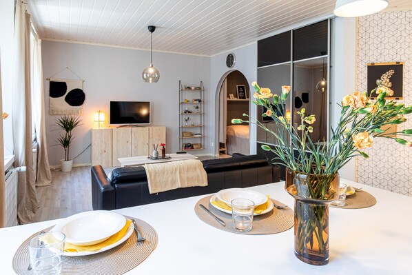 Apartamento Cidade | Cozinha privada | Um frigorífico/congelador grande, um micro-ondas, um forno