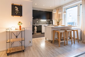 Apartamento Cidade | Cozinha privada | Um frigorífico/congelador grande, um micro-ondas, um forno