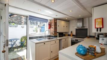 Um frigorífico, uma máquina de lavar louça, uma chaleira elétrica