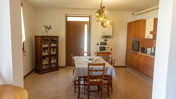 Apartamento superior, sacada, no piso térreo | Sala de jantar
