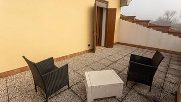 Apartamento superior, sacada, no piso térreo | Terraço/pátio
