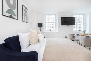 Apartamento Cidade | Sala de estar | Smart TV de 40 polegadas com canais via satélite 