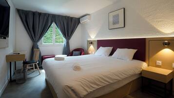 Quarto Duplo Comfort | Com mobília individualizada, secretária, cortinas/cortinados opacos