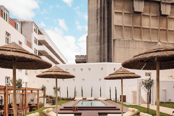 Piscina externa sazonal, guarda-sóis, espreguiçadeiras