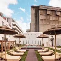 Piscina exterior sazonal, guarda-sóis, espreguiçadeiras 