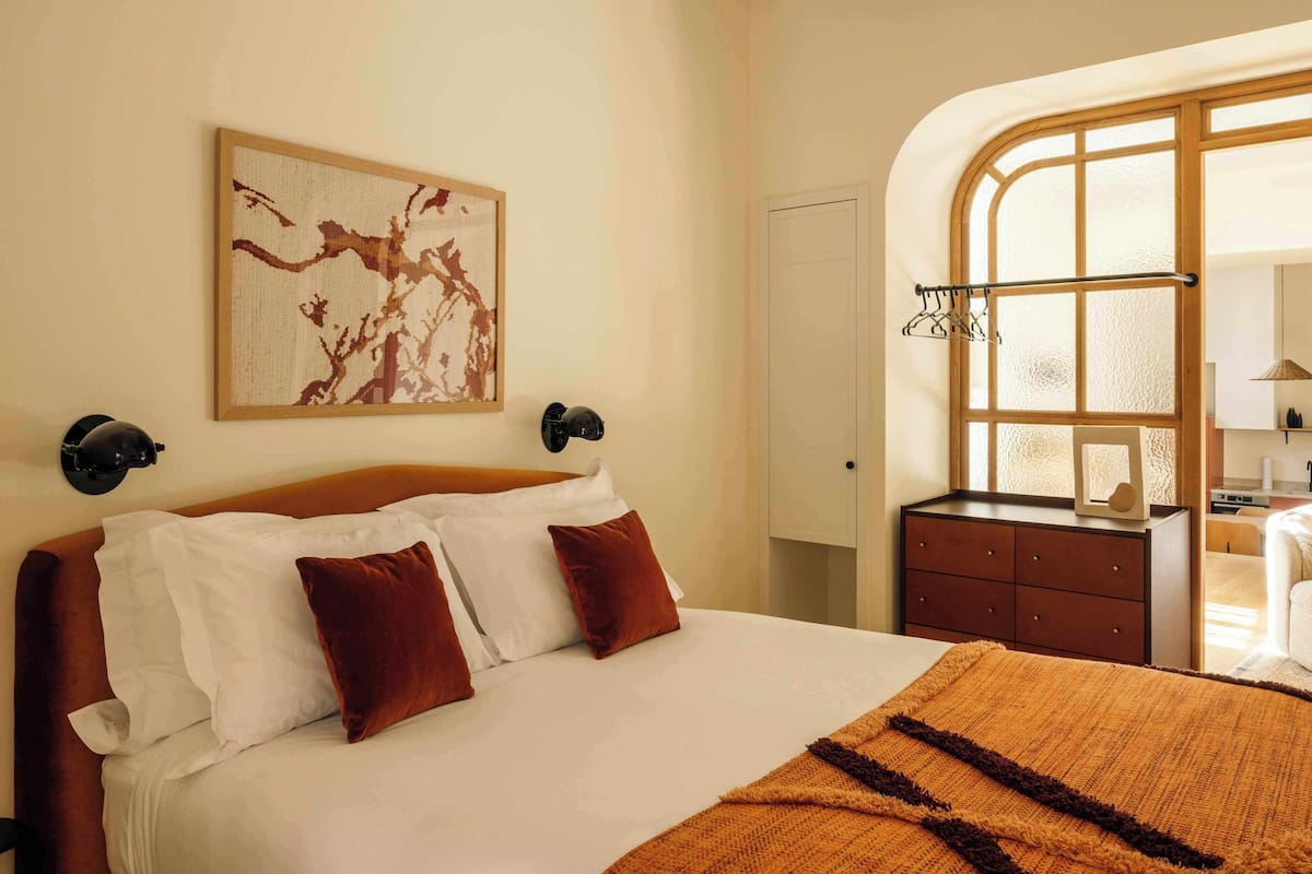 Santa Joana Suite | Cofre no quarto, secretária