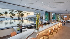 Este bar no lobby do hotel, com vista para o oceano, aberto diariamente 