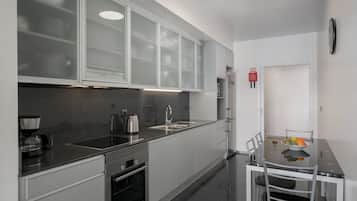 Apartamento Básico | Cozinha privada | Um frigorífico, um micro-ondas, um forno, uma placa de cozinha