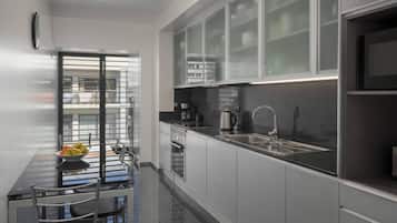 Apartamento Básico | Cozinha privada | Um frigorífico, um micro-ondas, um forno, uma placa de cozinha