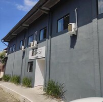 Um edifício com uma placa indicando 
