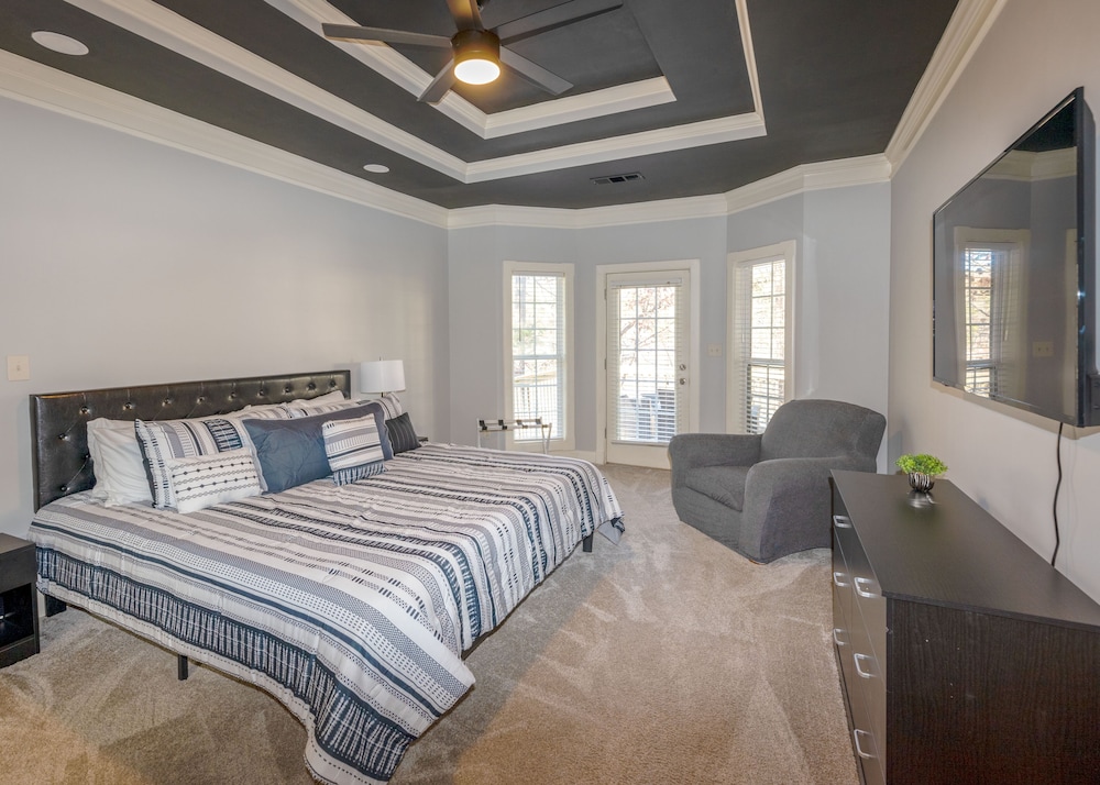 Welcoming Home With Huge Deck Overlooking Lake. Pet Friendly! - Lake Hartwell