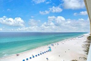 Apartamento em Condomínio Fechado, várias camas (Tropic Winds 1104) | Praia | Na praia 