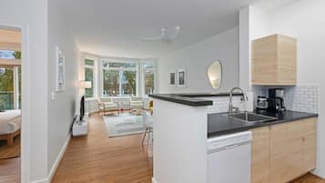 Apartamento Comfort | Cozinha privada | Um frigorífico, um micro-ondas, um forno, uma placa de cozinha