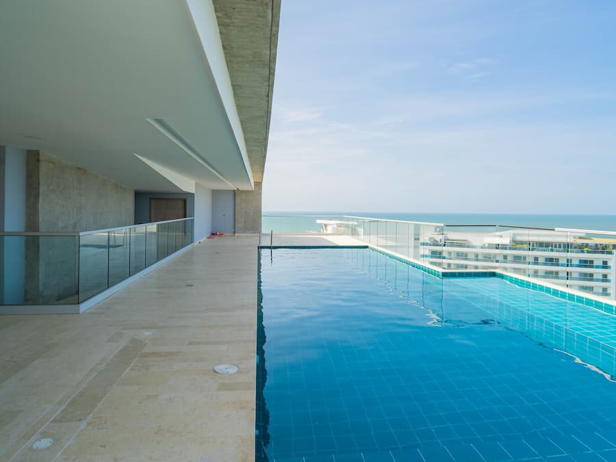 Piscina exterior, da(s) 8:00 à(s) 12:00, guarda-sóis