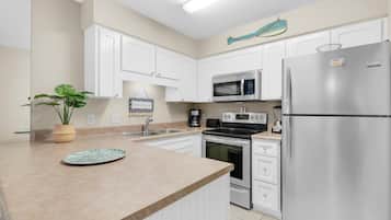 Condo, 1 cama Queen e sofá-cama (Southwind I-9) | Cozinha privada | Fogão, torradeira