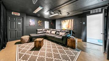 Casa de Férias, várias camas (Beachside West 13) | Sala de estar | Televisor