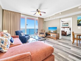 Condo, 1 cama King e sofá-cama (Shores of Panama 2112) | Área de estar | TV