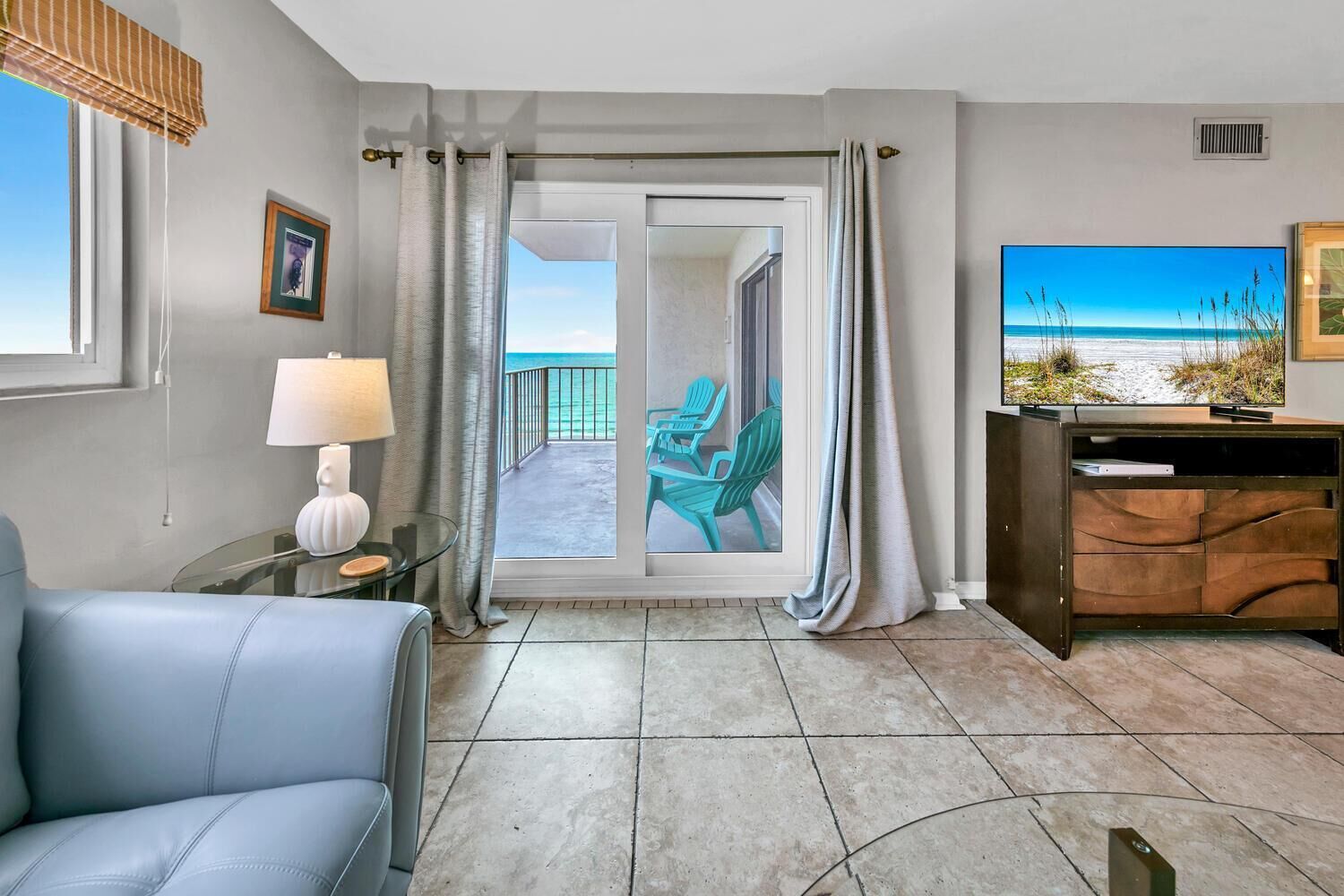 Apartamento em Condomínio Fechado, várias camas (Regency Towers 623) | Sala de estar | Televisor 