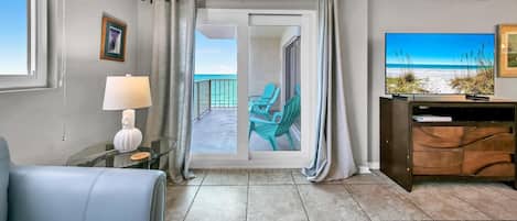 Apartamento em Condomínio Fechado, várias camas (Regency Towers 623) | Sala de estar | Televisor