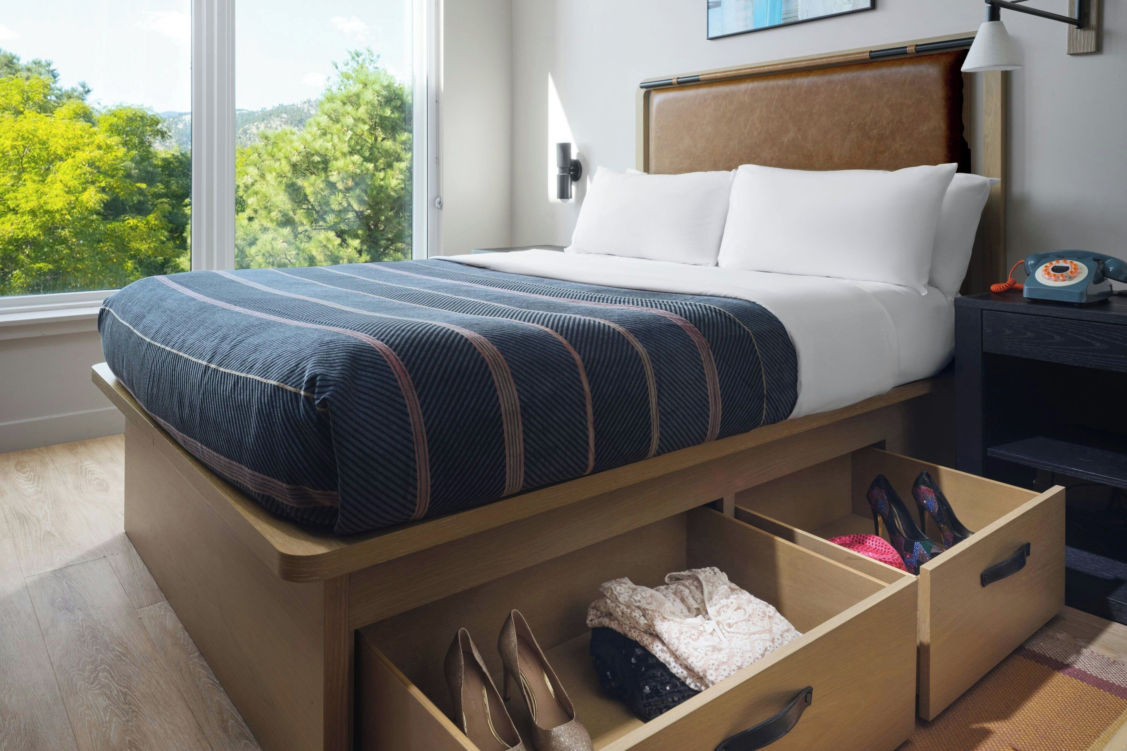 Quarto, 1 cama Queen | Edredons de pluma, escrivaninha, espaço de trabalho para notebook