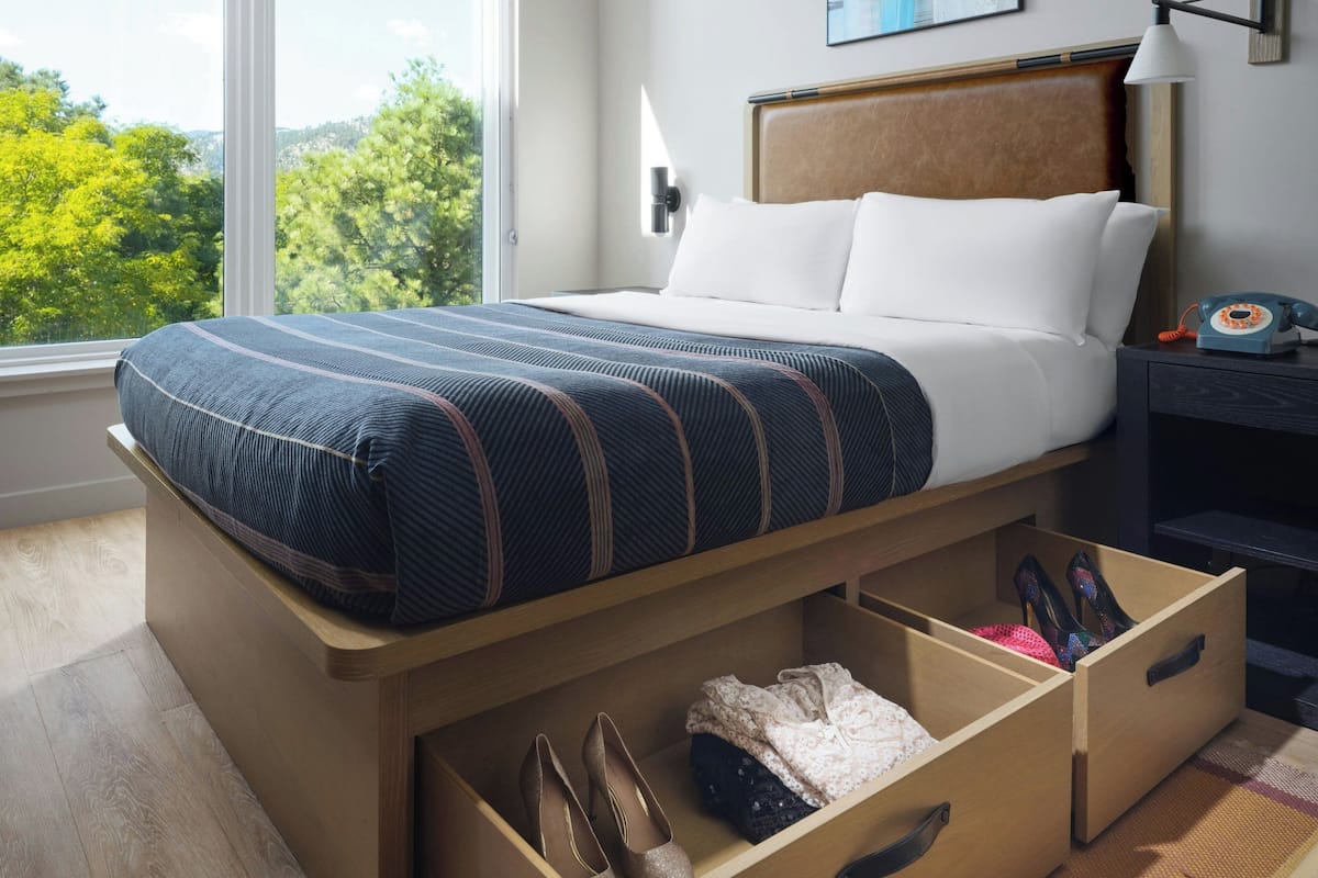 Quarto, 1 cama Queen | Edredons de pluma, escrivaninha, espaço de trabalho para notebook