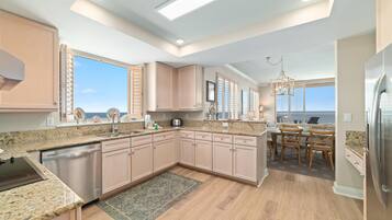 Apartamento em Condomínio Fechado, várias camas (Indigo West 1601) | Cozinha privada | Um forno, uma torradeira, Rolo de cozinha