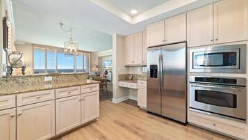 Apartamento em Condomínio Fechado, várias camas (Indigo West 1601) | Cozinha privada | Um forno, uma torradeira, Rolo de cozinha