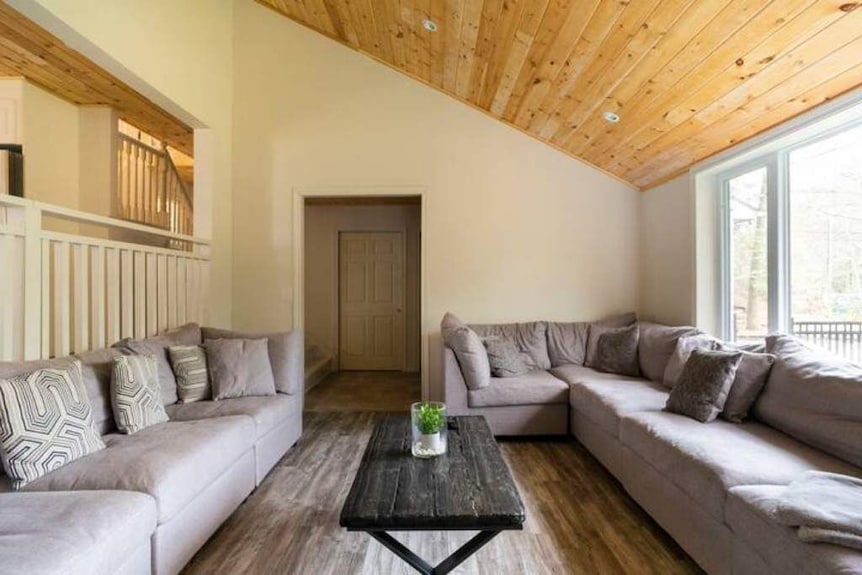 Cozy Beachfront Cottage: Private Beach, Hot Tub - Ontario