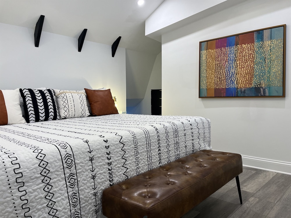 The Top Of The Stairs: Chic Loft On 3rd Ave - コロンバス, OH