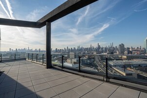 Um edifício alto com vista panorâmica da cidade.
