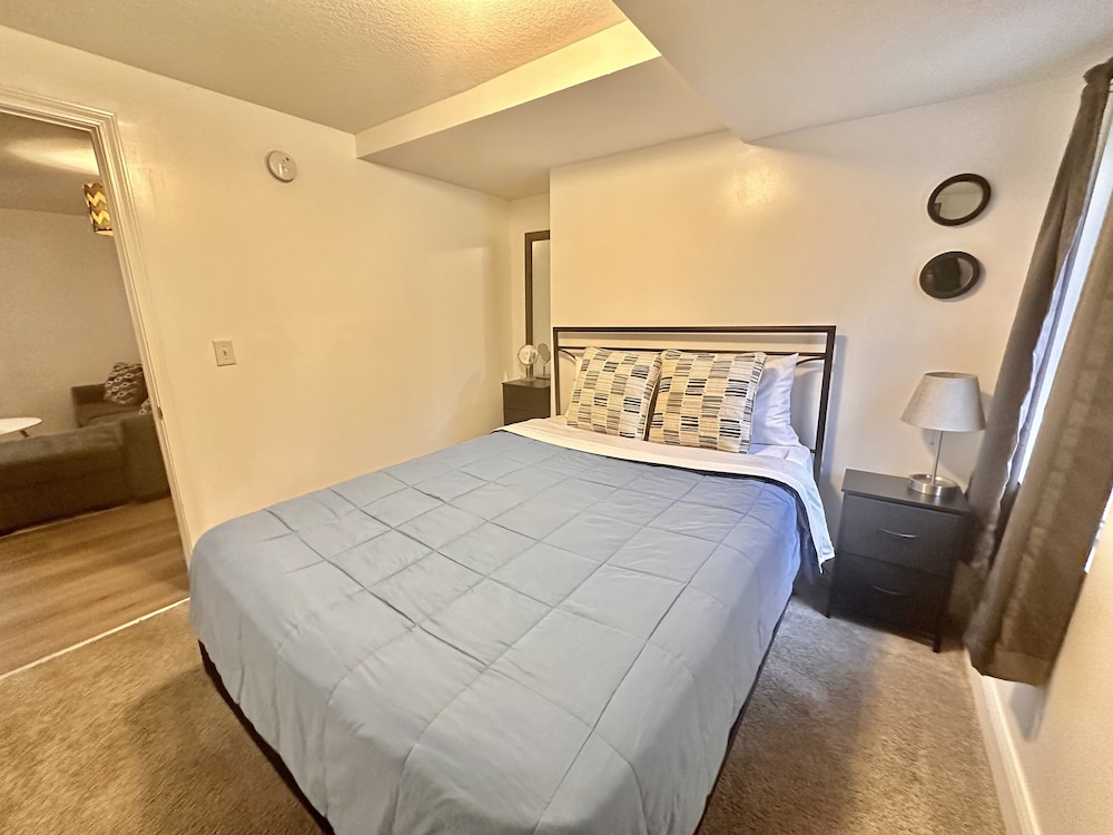 Cozy & Convenient Duplex, Near Downtown - Brooklyn Park, MN