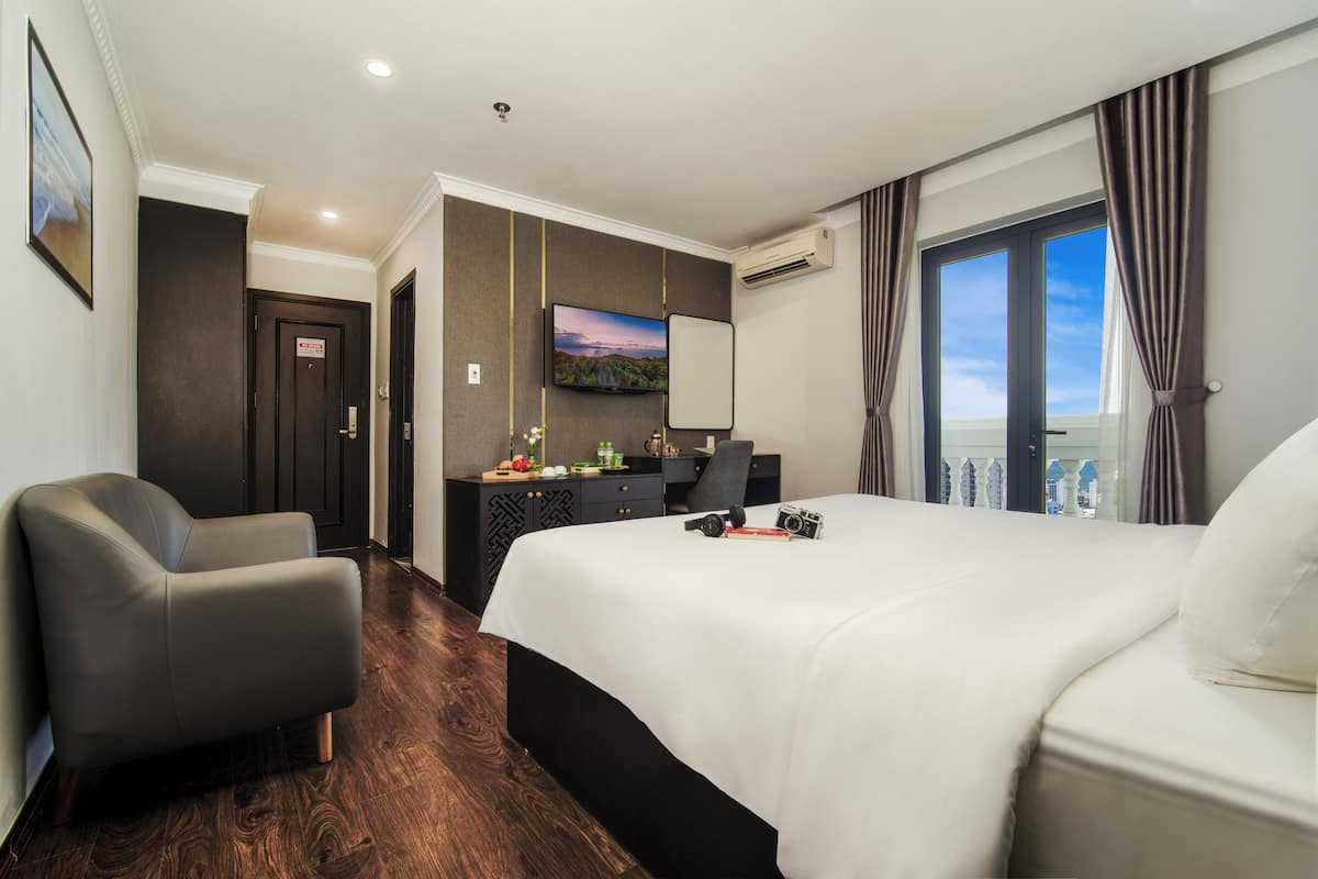 Quarto Duplo Deluxe, varanda, Vista para a cidade | Roupa de alta qualidade, minibar, cofre no quarto