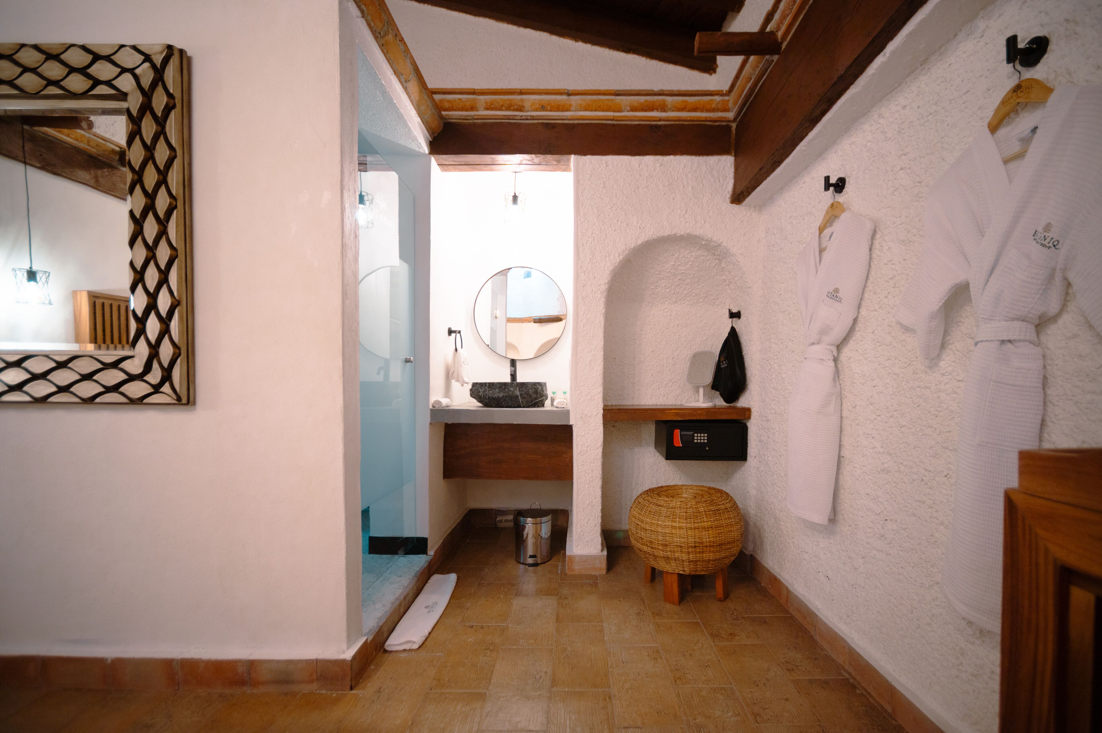 Casa de banho com espelho, lavatório e porta-toalhas.