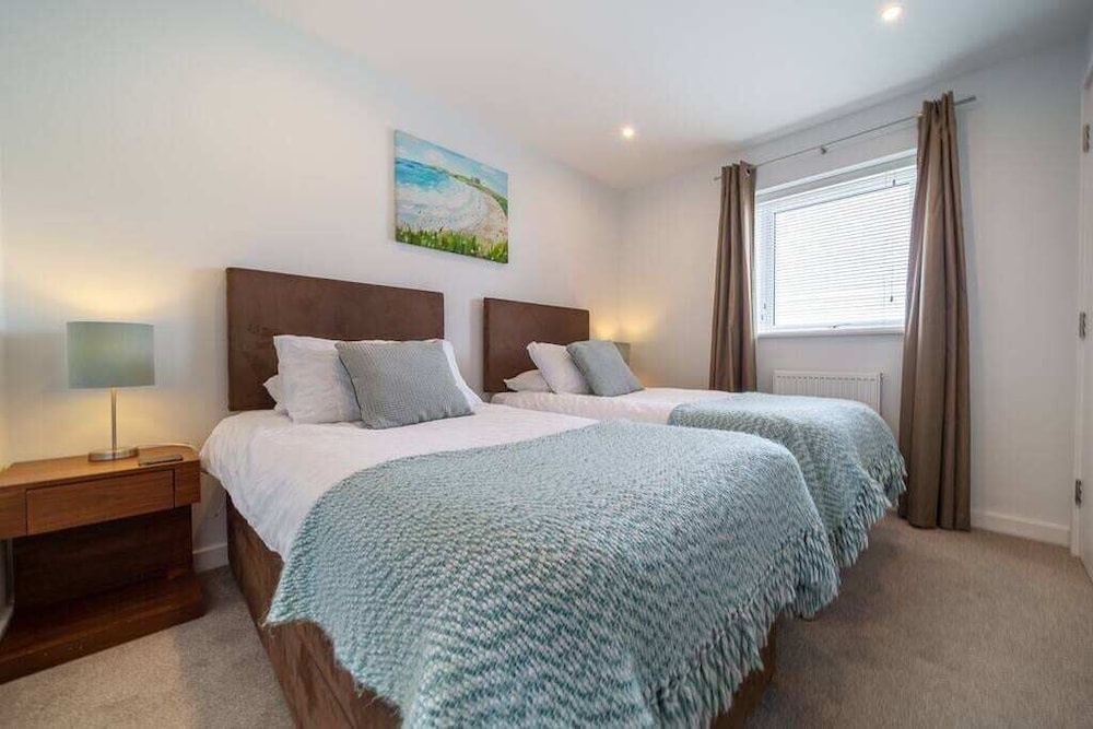 Modern Apartment Nr Fistral Beach, Private Parking - Newquay