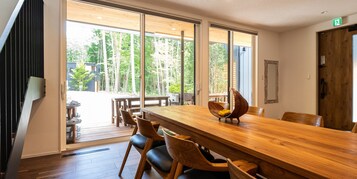 Quarto, para não fumantes (Large Maisonette with open-air bath) | Área de estar | TV de tela plana 32 polegadas com canais a cabo